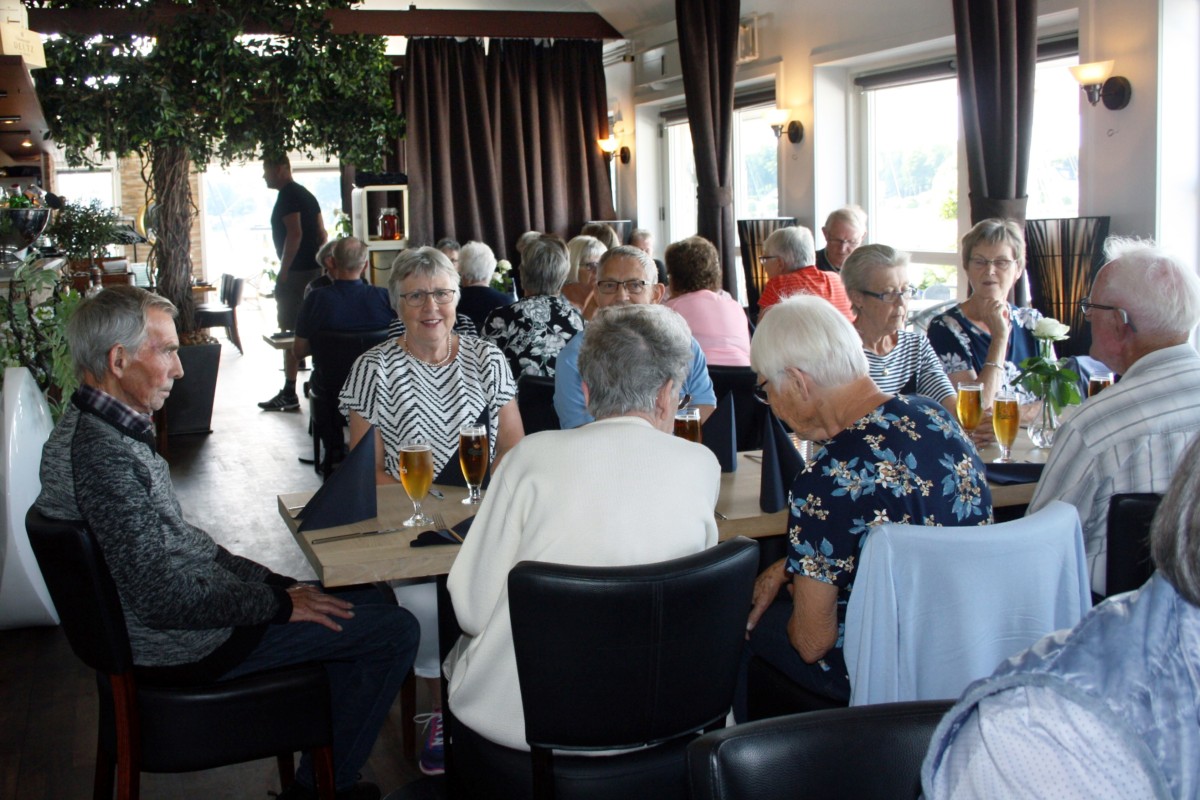 Moesgaard og Prins Henriks rose - Aadum.com